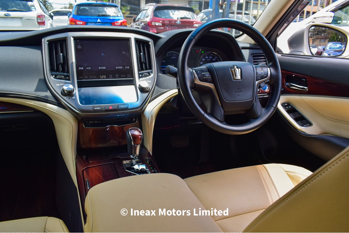 AUTOFOCUS: 14TH GENERATION TOYOTA CROWN - INEAX MOTORS