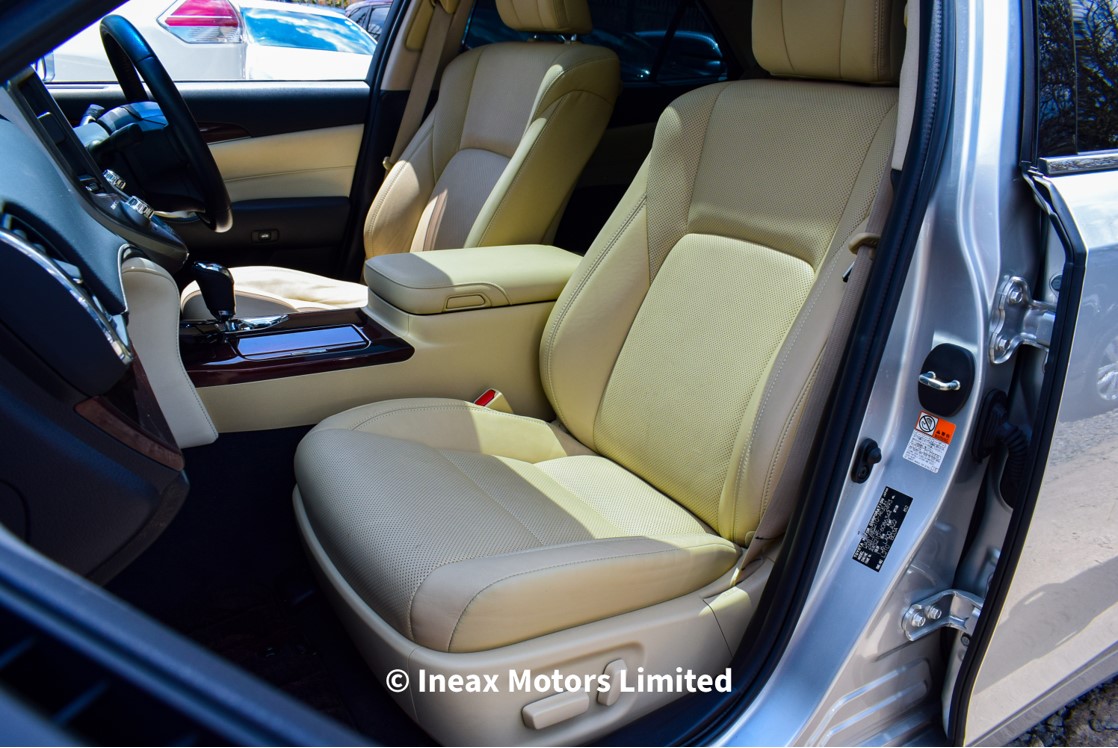 AUTOFOCUS: 14TH GENERATION TOYOTA CROWN - INEAX MOTORS