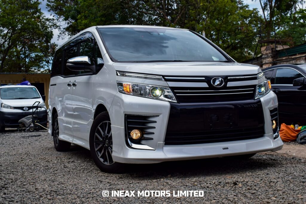 Toyota Voxy - INEAX MOTORS