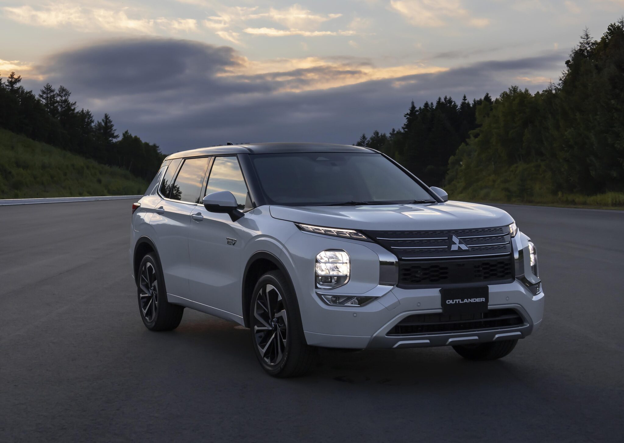 2022 MITSUBISHI OUTLANDER PHEV JAPANESE VERSION - INEAX MOTORS
