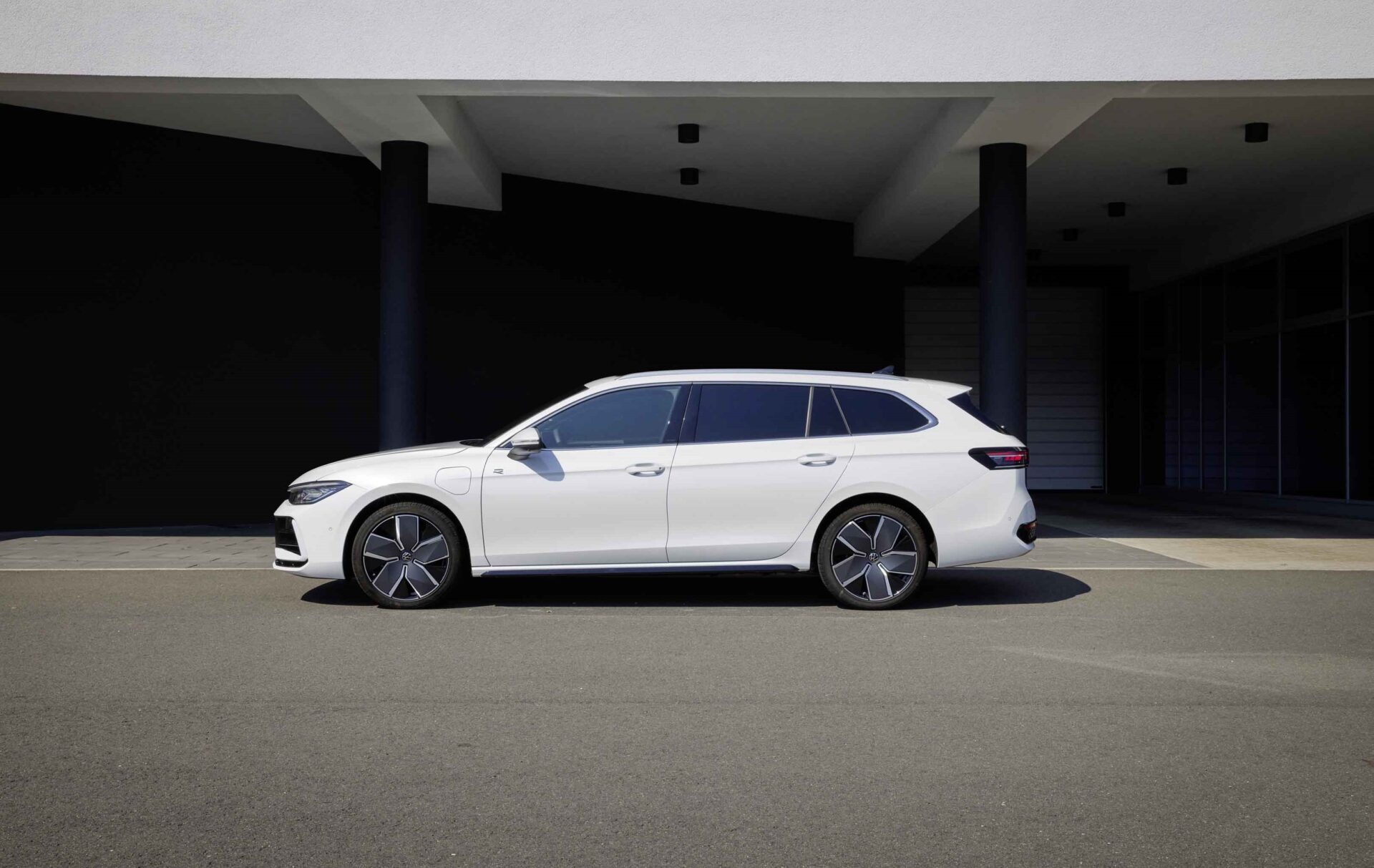 2024 VOLKSWAGEN PASSAT VARIANT - INEAX MOTORS