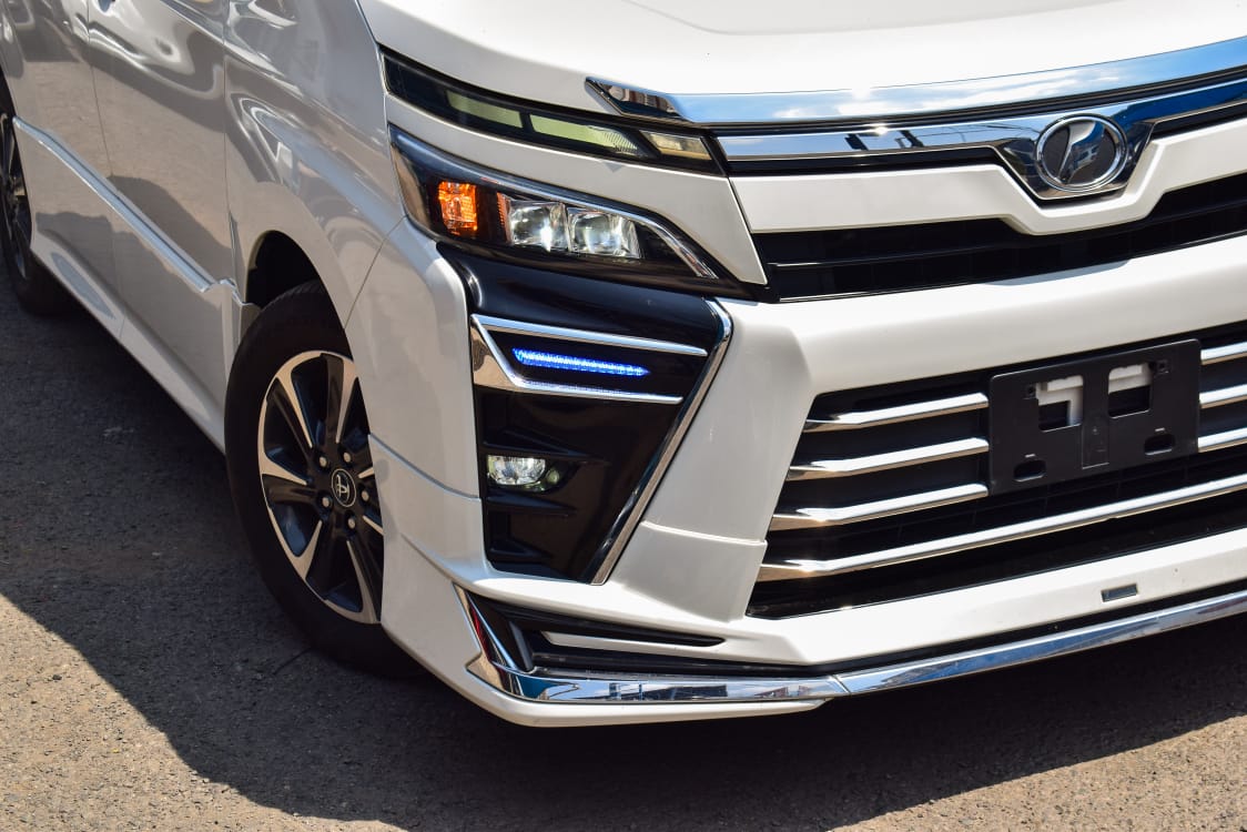 TOYOTA VOXY - INEAX MOTORS