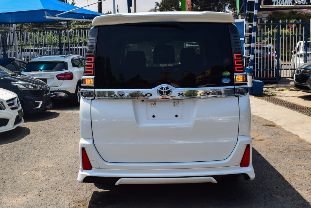 TOYOTA VOXY - INEAX MOTORS