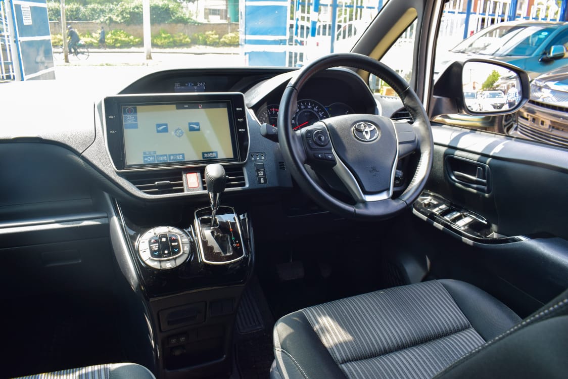 TOYOTA VOXY - INEAX MOTORS
